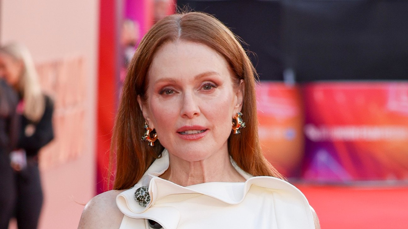 Julianne Moore In Shock At Trump Freckleface Strawberry Ebook Ban